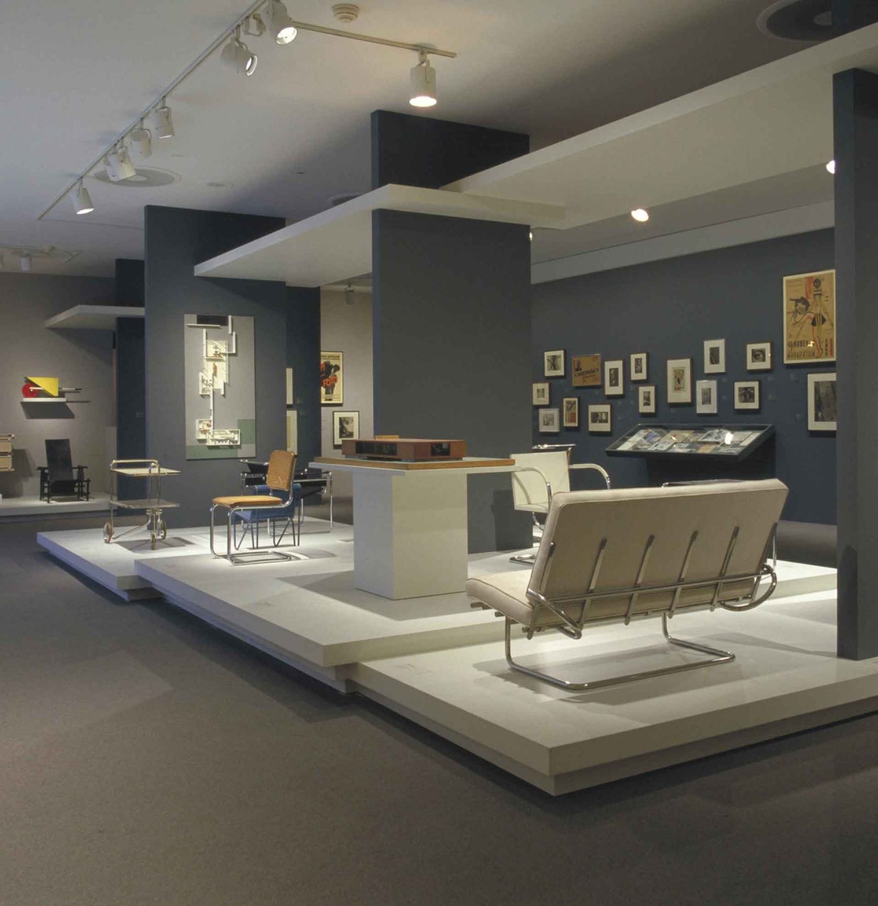 FIXTURE & GRAPHIC INSTALLATION - Pacific Premier Construction